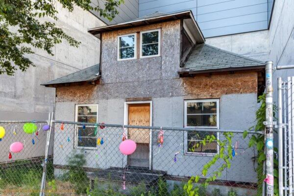 The Real-life ‘UP’ House in Seattle - The Edith Macefield House - Gate ...